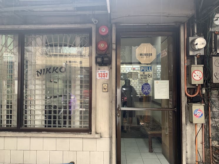 Money Changers: Buying, Selling, and Exchanging Currency